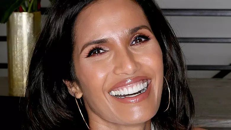 Padma Lakshmi tersenyum