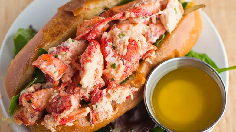 Lobster Roll op plaat mei bûter saus