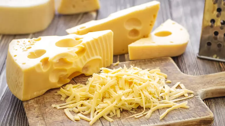 Reszelt sajt fa tányérra