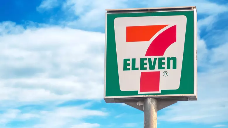 Isang 7-Eleven sign