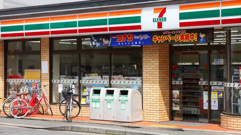 Utenfor en 7-eleven-butikk i Japan
