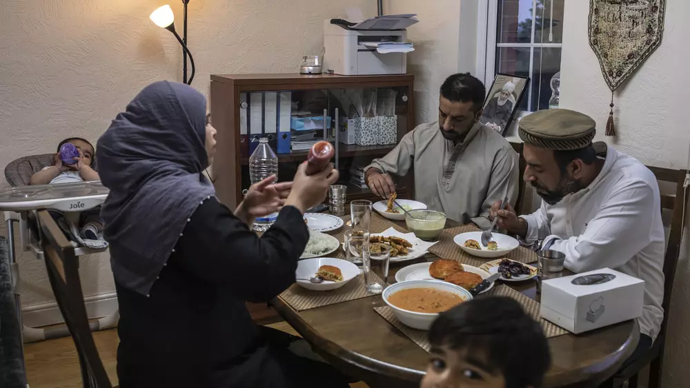 Muslimani imajo iftar obrok med ramazanom