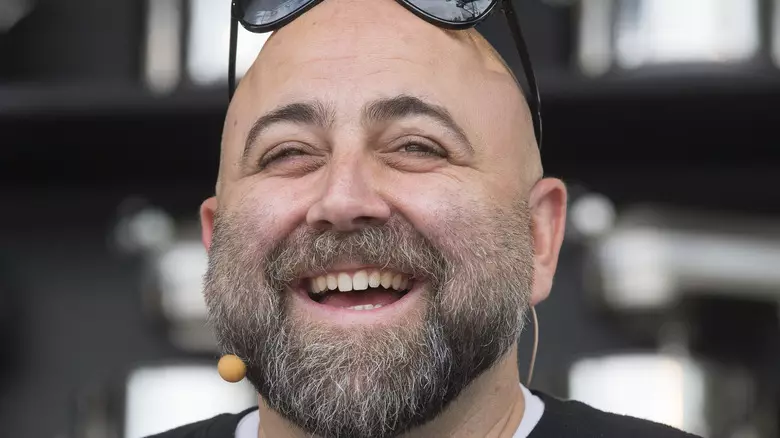 Kaw ntawm Duff Goldman hnav looj tsom iav dub thiab luag ntxhi