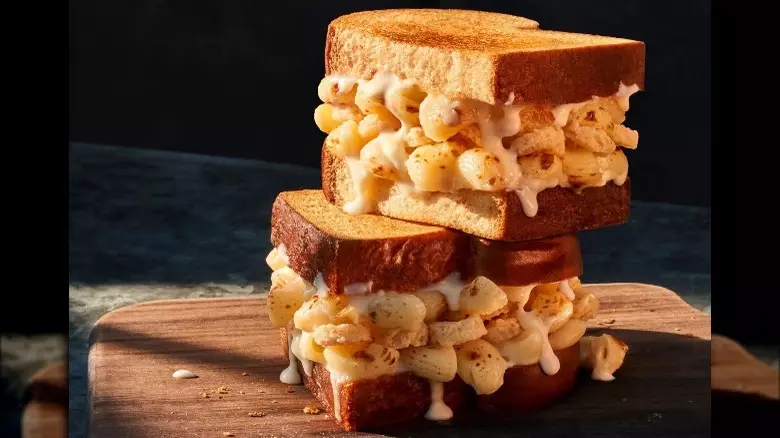 Panera's grilled Mac & Cheese sendvič