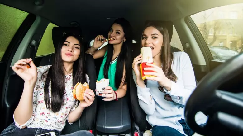 fastfood in de auto