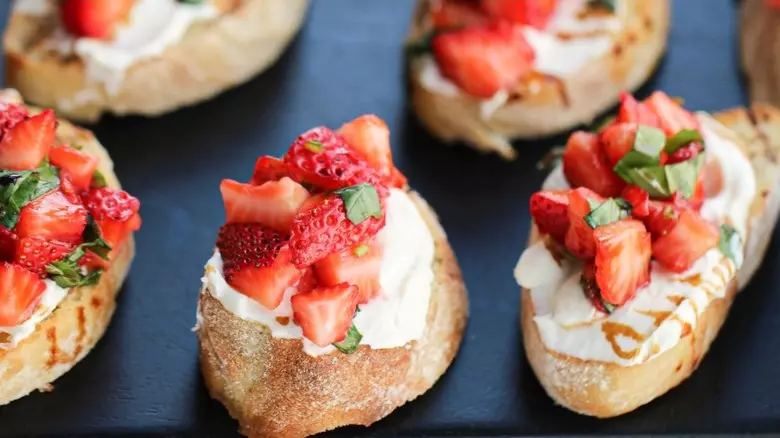 bruschetta nga adunay mga strawberry