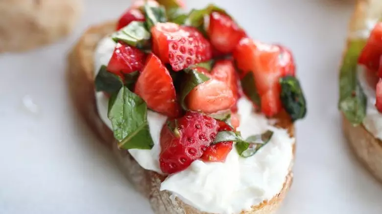 Bruschetta mit Erdbeeren