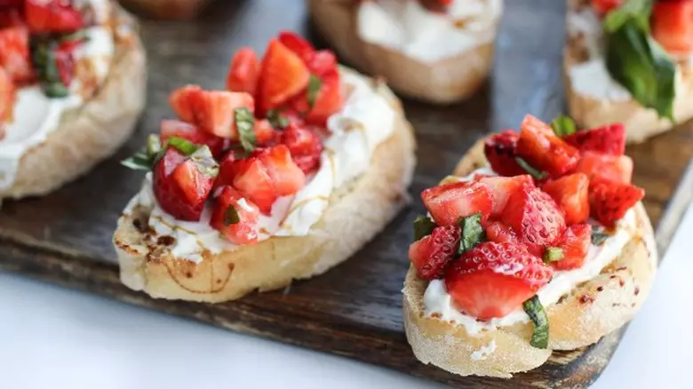 bruschetta með jarðarberjum