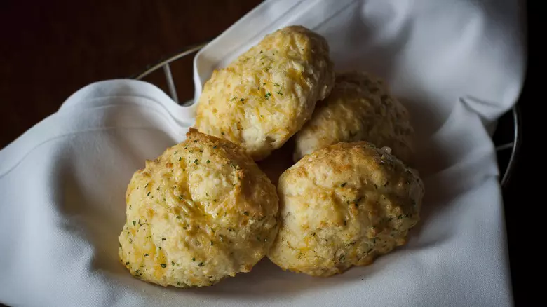 Cheddar Bay kjeks på en serviett