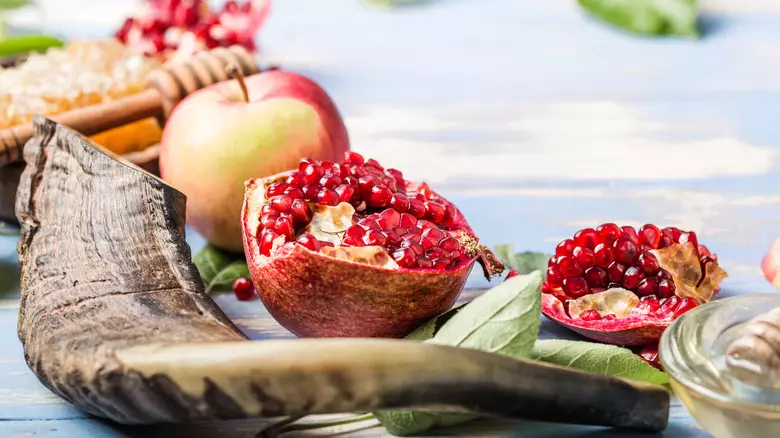 Traditionele gerechten die Rosj Hasjana vertegenwoordigen