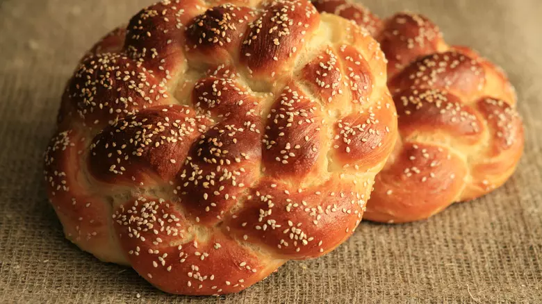 Challah brood met sesamzaadjes