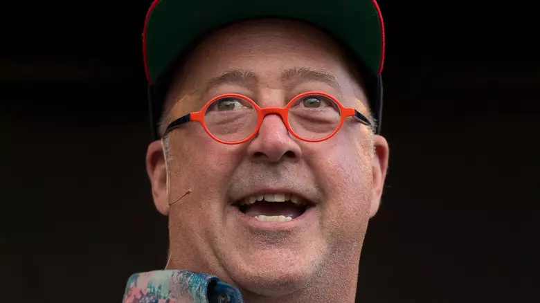 Andrew Zimmern sorrindo