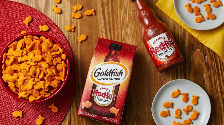 Crackers Goldfish u flixkun ta’ Frank's RedHot