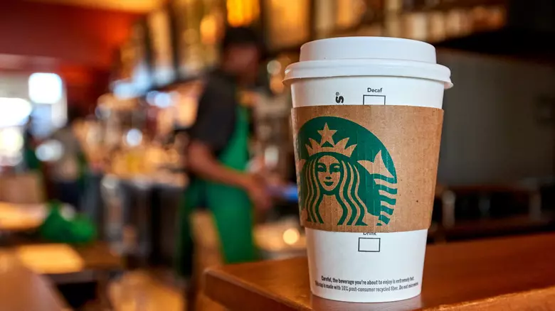 Filxhan Starbucks në banak në dyqan