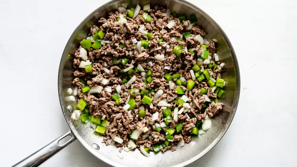 cozinhar carne e legumes para goulash americano