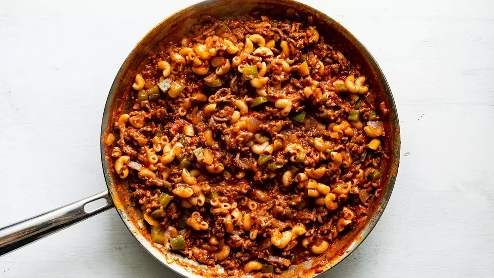 adicionando tomate ao goulash americano