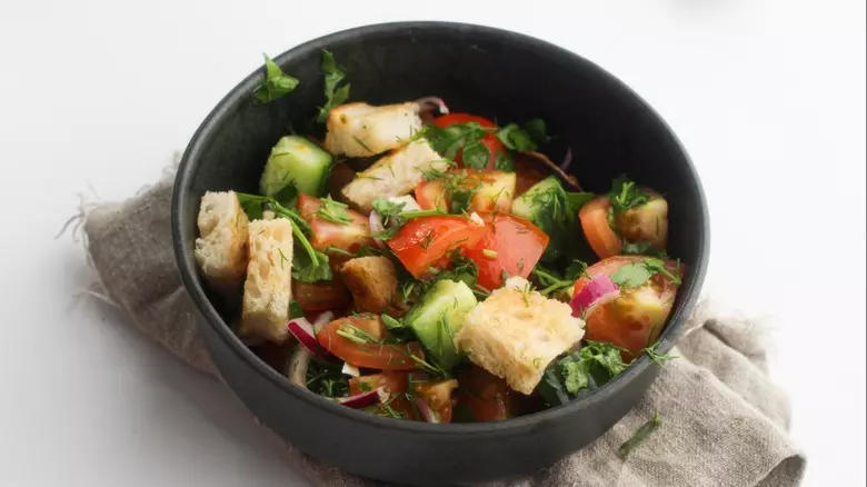 盘子里的酸面团panzanella