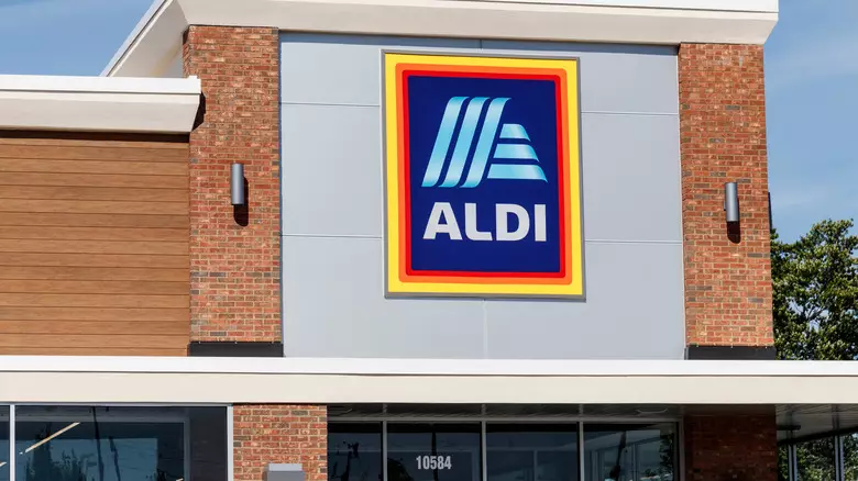 Aldi дүкенінің сыртында