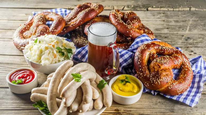 Mga sausage, pretzel, ug beer sa kahoy nga nawong