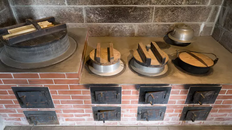 Hornos kamado tradicionales con tapa de leña