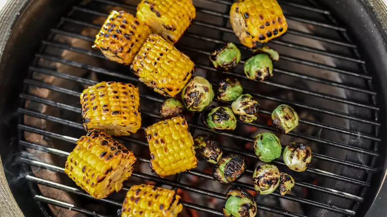 Charred agbado ati sprouts lori Yiyan