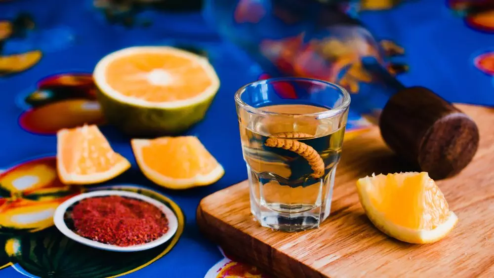 Mezcal con arancia, sale al peperoncino e worm de maguey