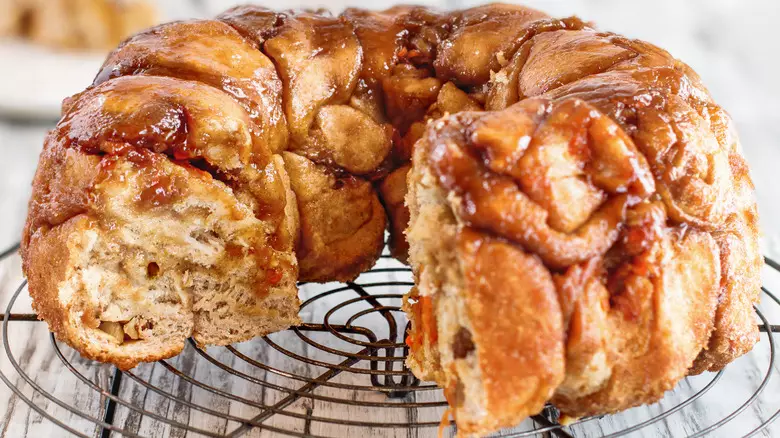 Pan de mono rebanado en rejilla metálica