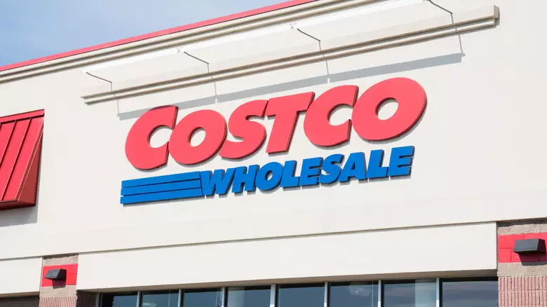 দোকানের বাইরে Costco সাইন