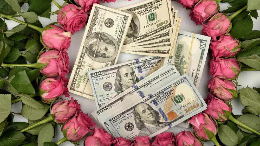 immagine artistica di dollari e rose