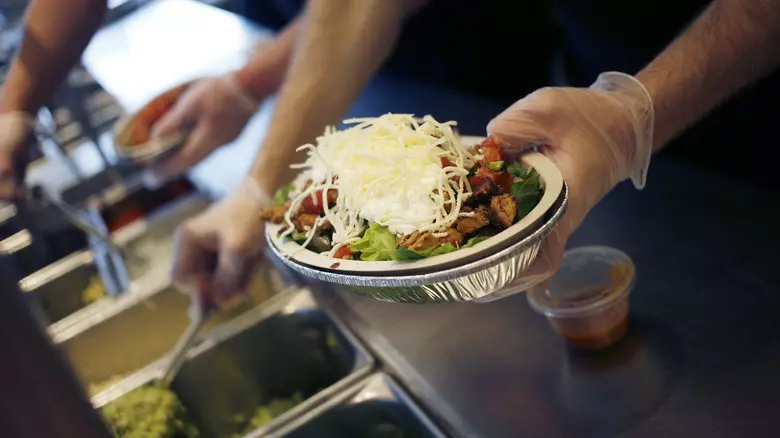 Chipotle çalışanı burrito kasesini hazırlıyor