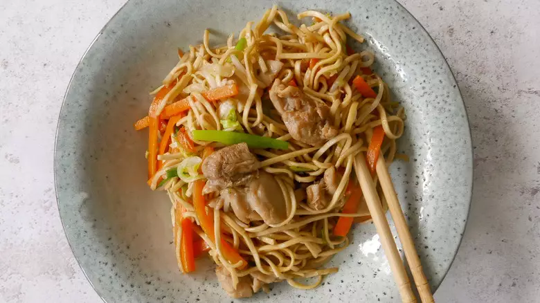 krožnik Chow Mein