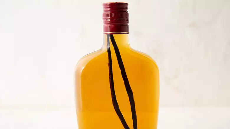 vainas de vainilla en botella de brandy