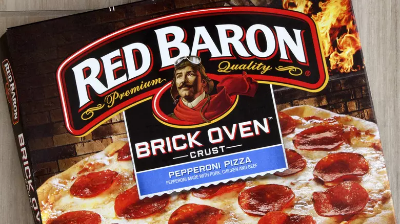 Rooi Baron pepperoni pizza boks skuins op 'n hout agtergrond