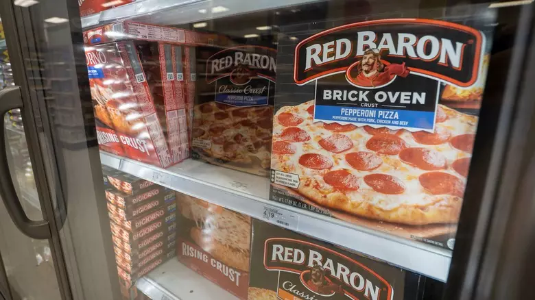 Merek pizza beku kalebu Red Baron ing mesin pembeku supermarket