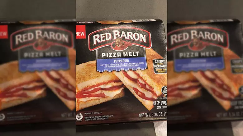 Bir kutu Red Baron Tam Dolu pizza yakın çekim