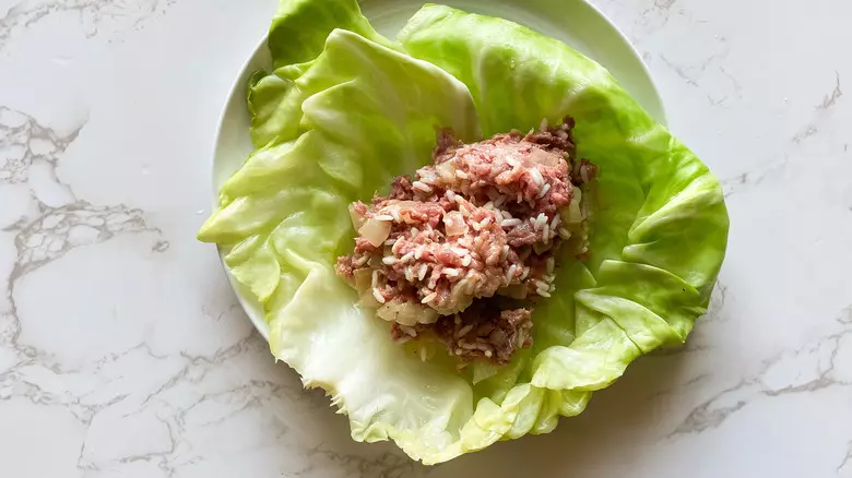 Foto de rolo de repolho e mistura de arroz e carne