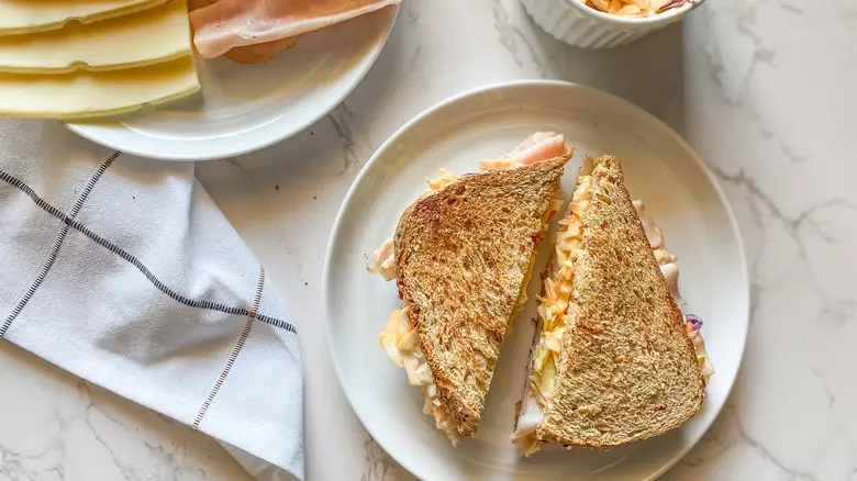 turkey Reuben sandwich sa plato