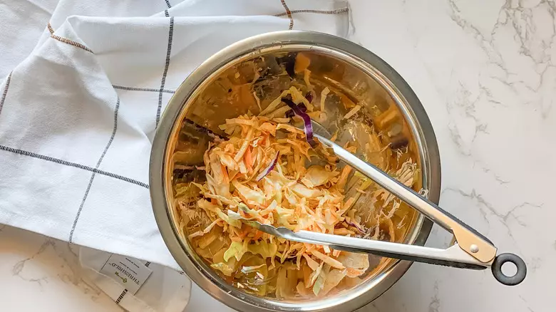 blanding af kål til coleslaw