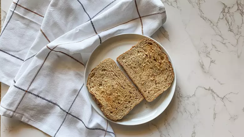 pâine prăjită pe farfurie