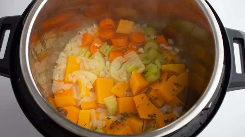 sayur cincang dalam periuk segera