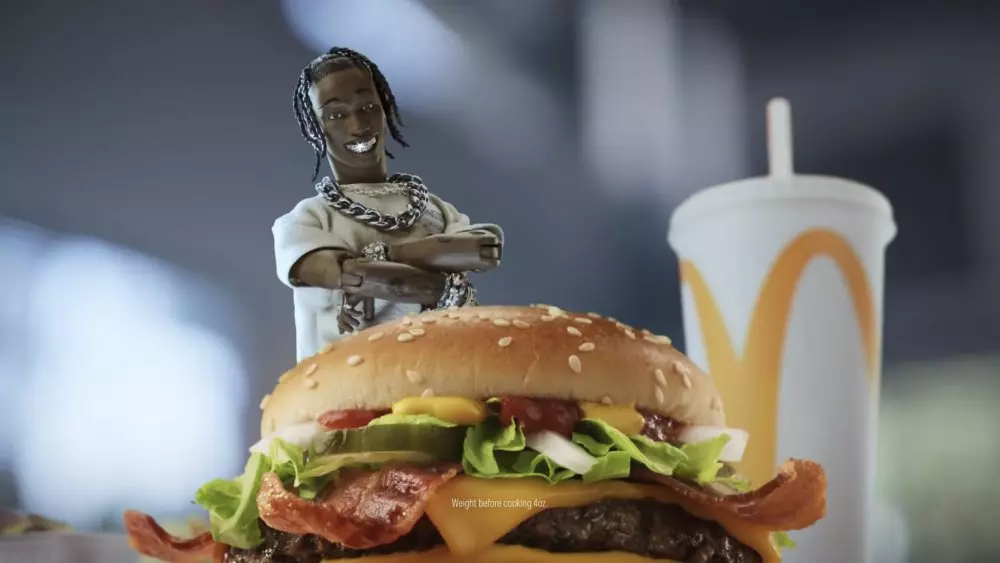Akční postava Travise Scotta v reklamě McDonald's