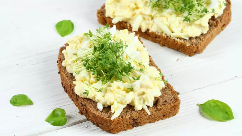 Sándwich abierto de ensalada de huevo con guarnición microgreen