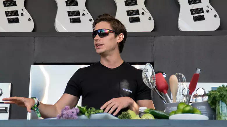 Antoni Porowski spricht bei einer Outdoor-Cooking-Demo