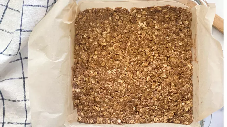 Raw granola Mix a cikin yin burodi tasa