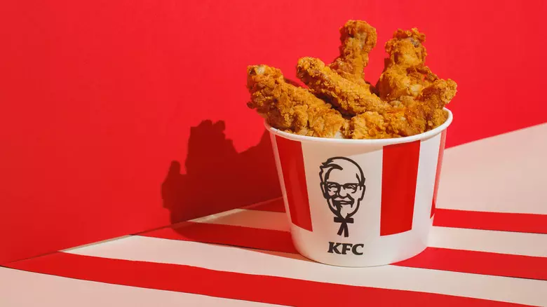 Egy vödör KFC sült csirke