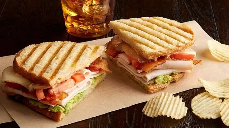 Sandwich ya Smokey Jack Panini kwenye deli ya jason