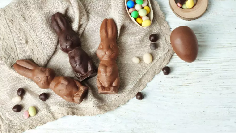 Zinariya cakulan Easter bunnies