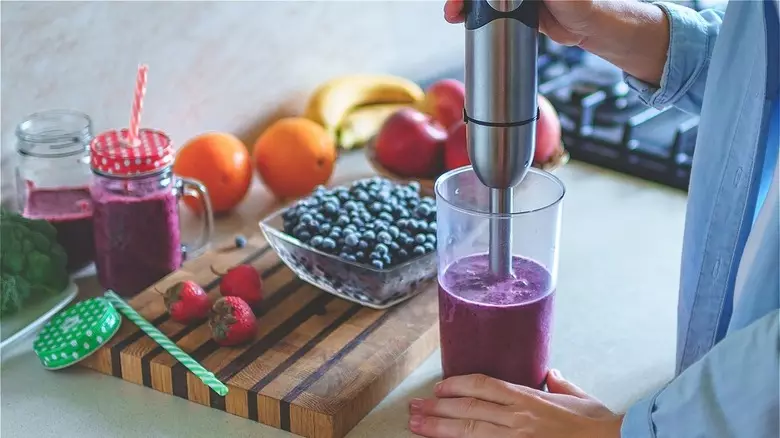 Daldırma blender kullanarak smoothie yapma