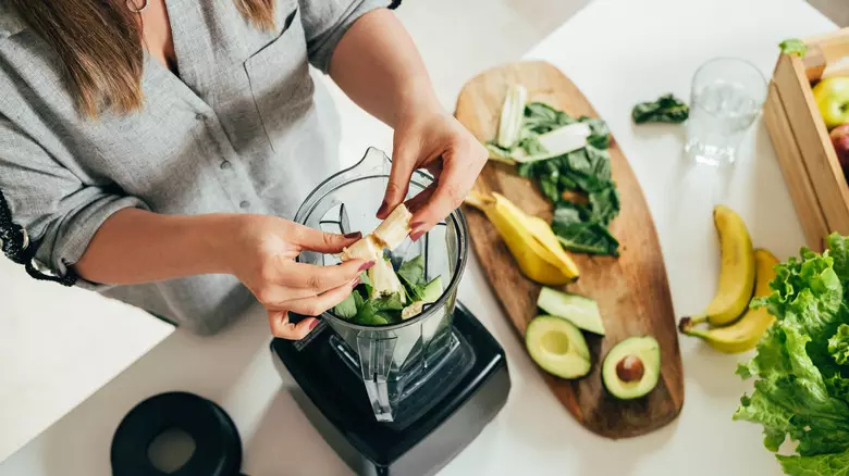 Žena koja pravi zeleni smoothie