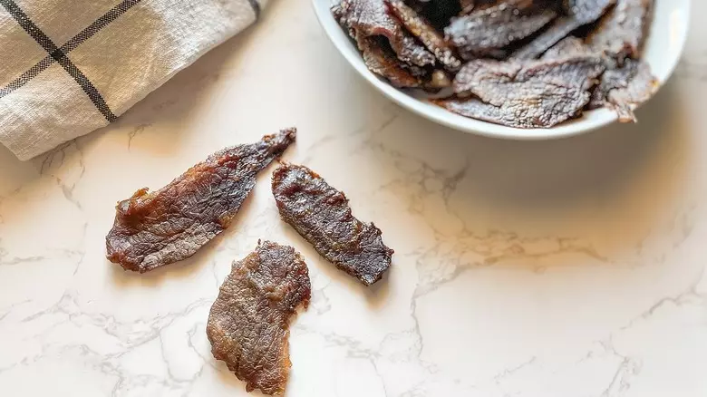 mga piraso ng beef jerky sa countertop